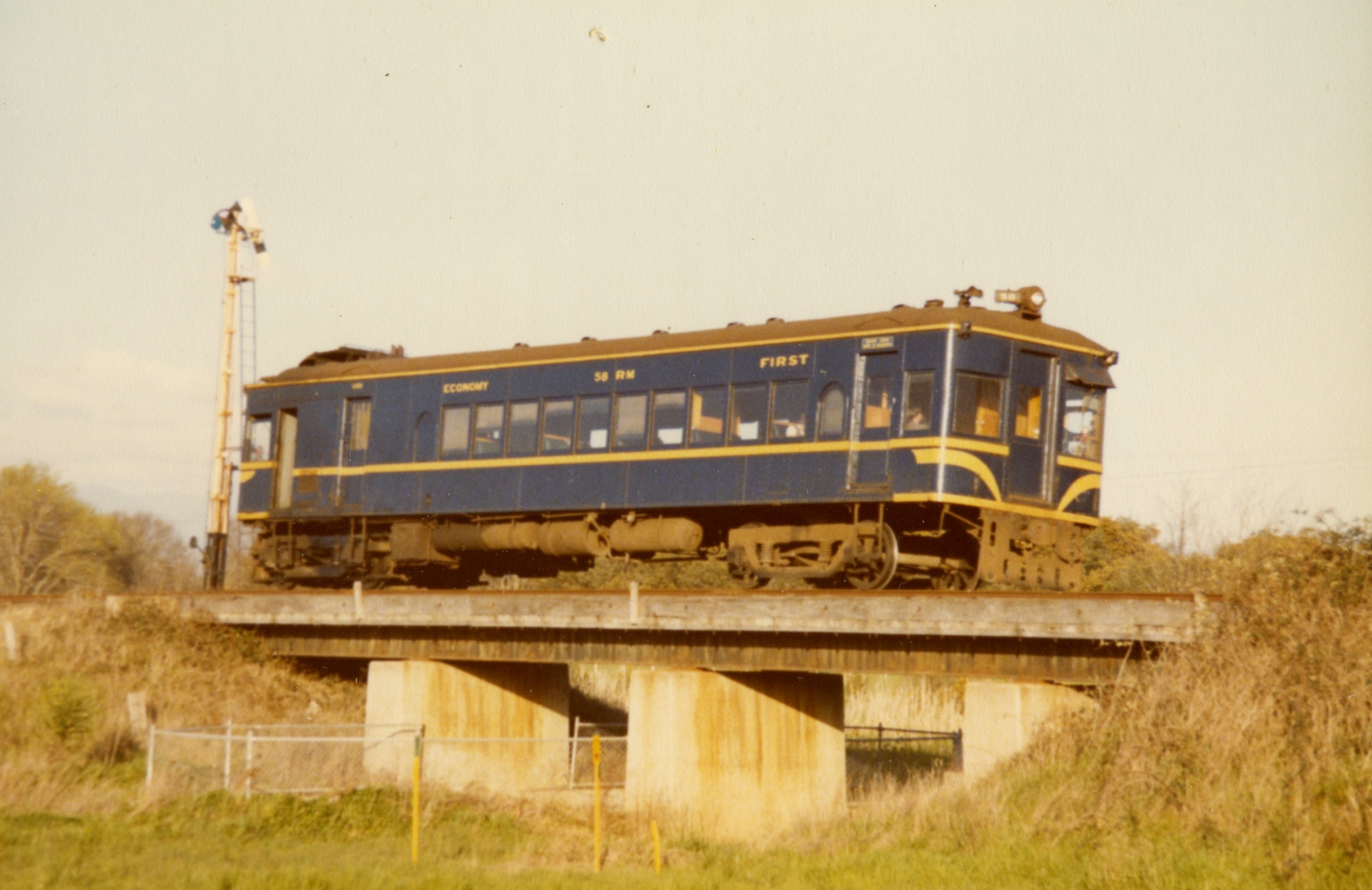 Weston Langford133862: Yarra Glen Up Home Signal 4 18 pm Up Rail Motor ...